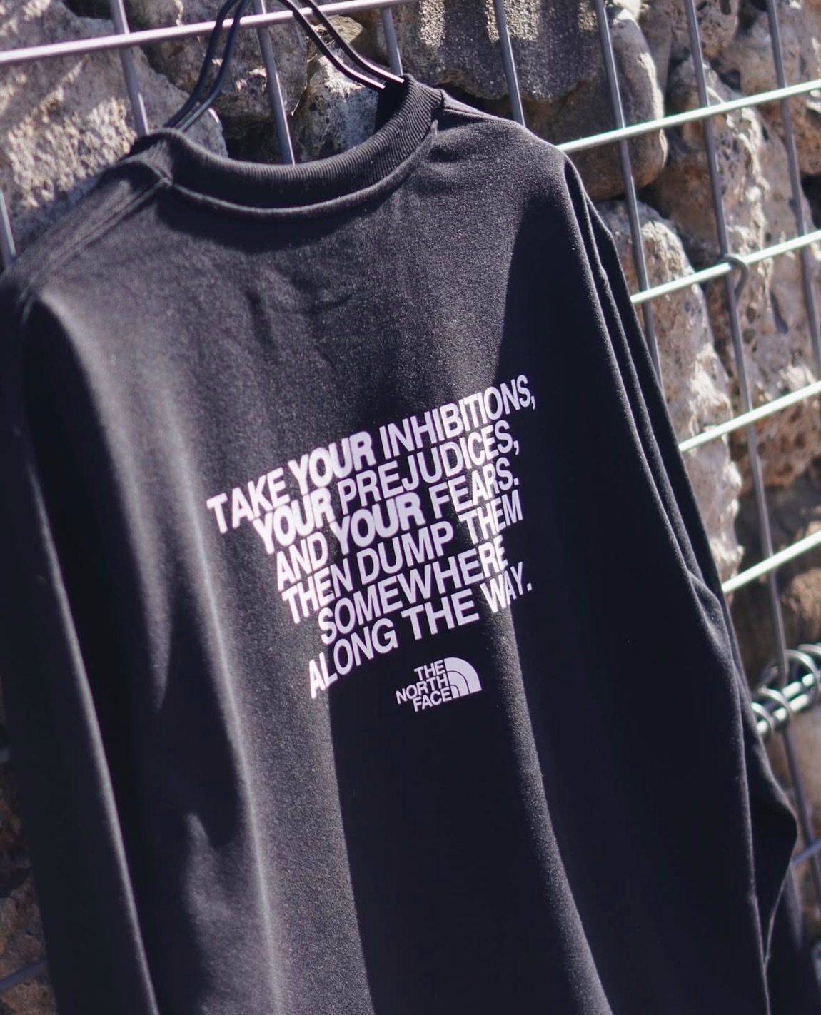 日本 TNF GRAPHIC SWEAT CREW