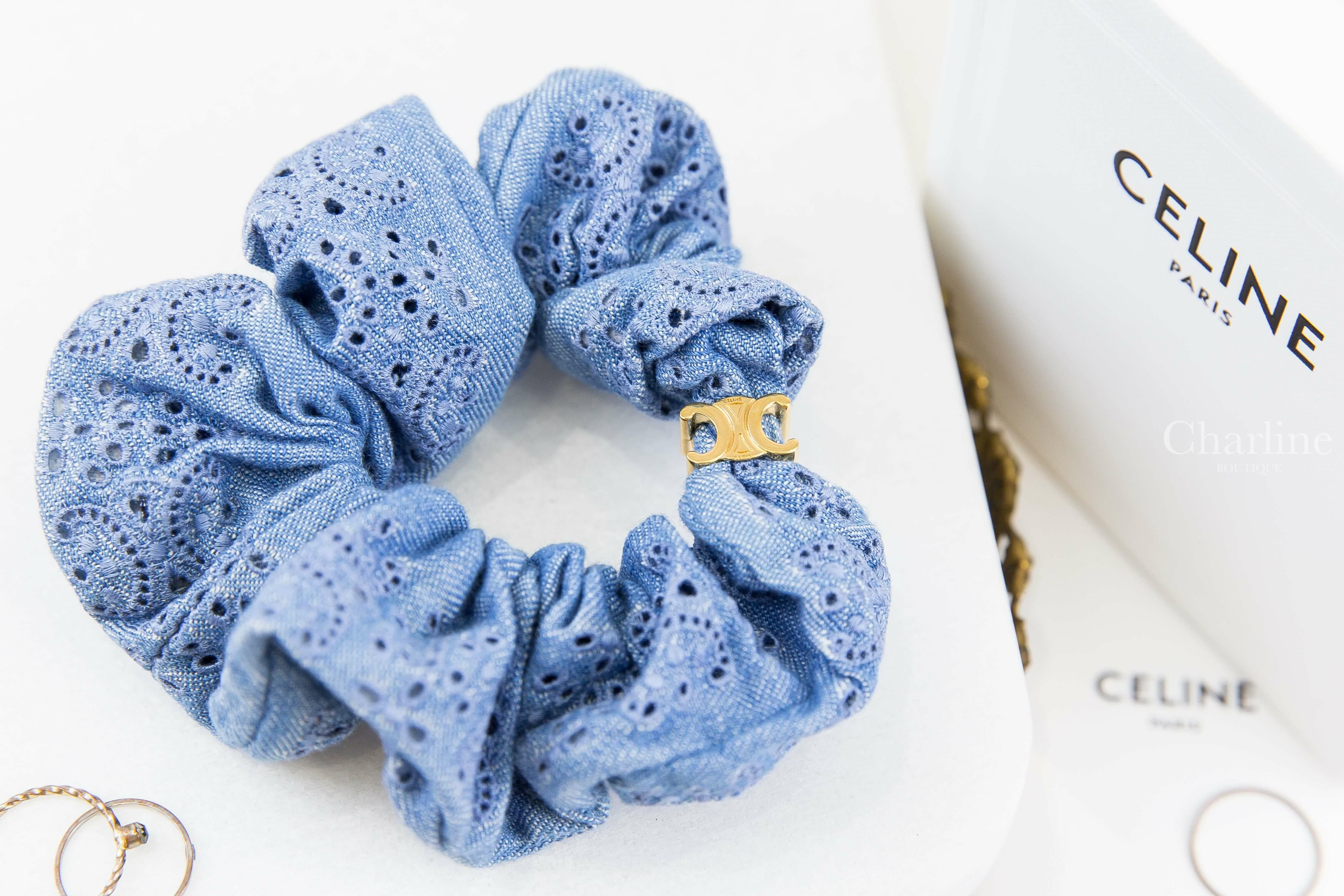 Celine Scrunchy 淺藍色簍空雕花金色凱旋門棉質髮束-Charline Boutique 精品代購