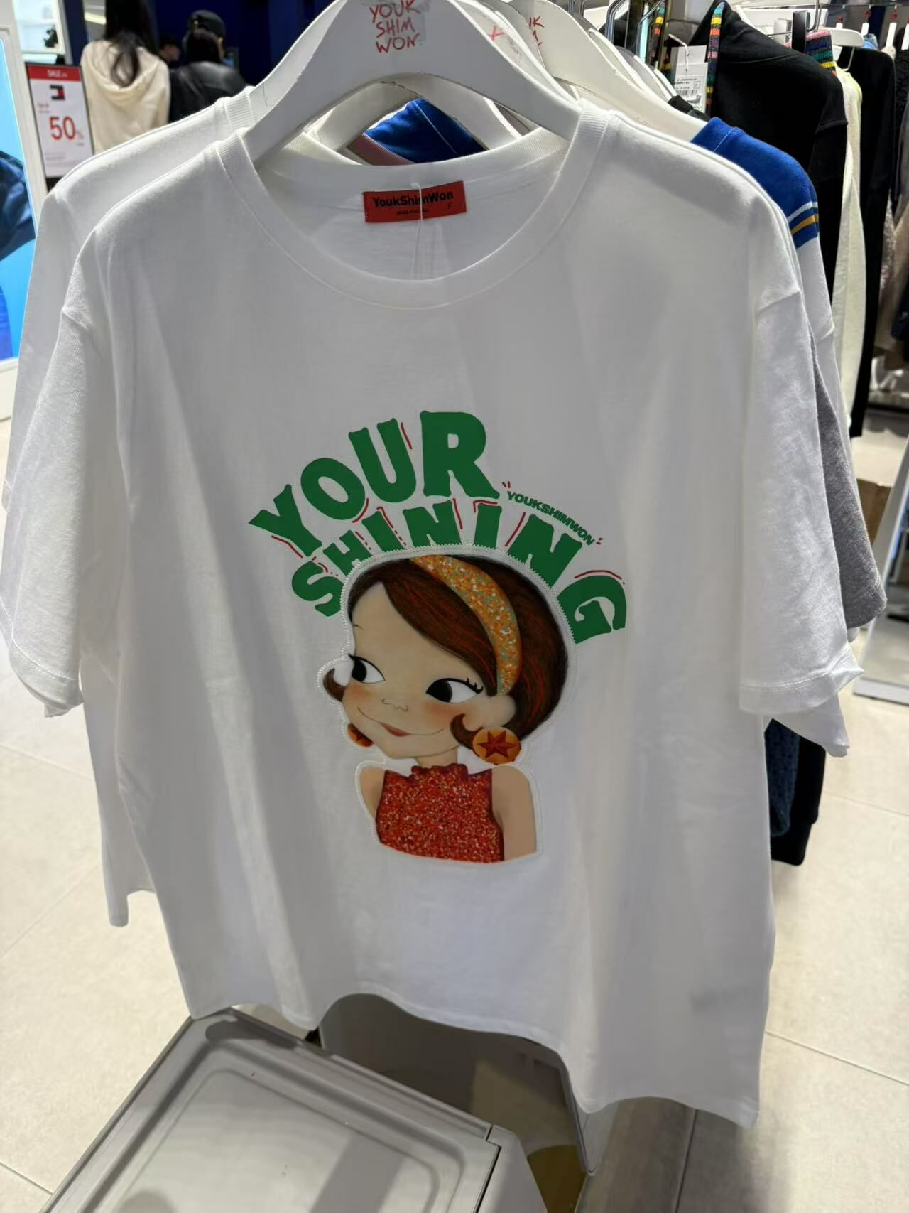 YU78 陸心媛 橙色頭箍圓形星星耳環短髮女孩 Tee 白色 $219