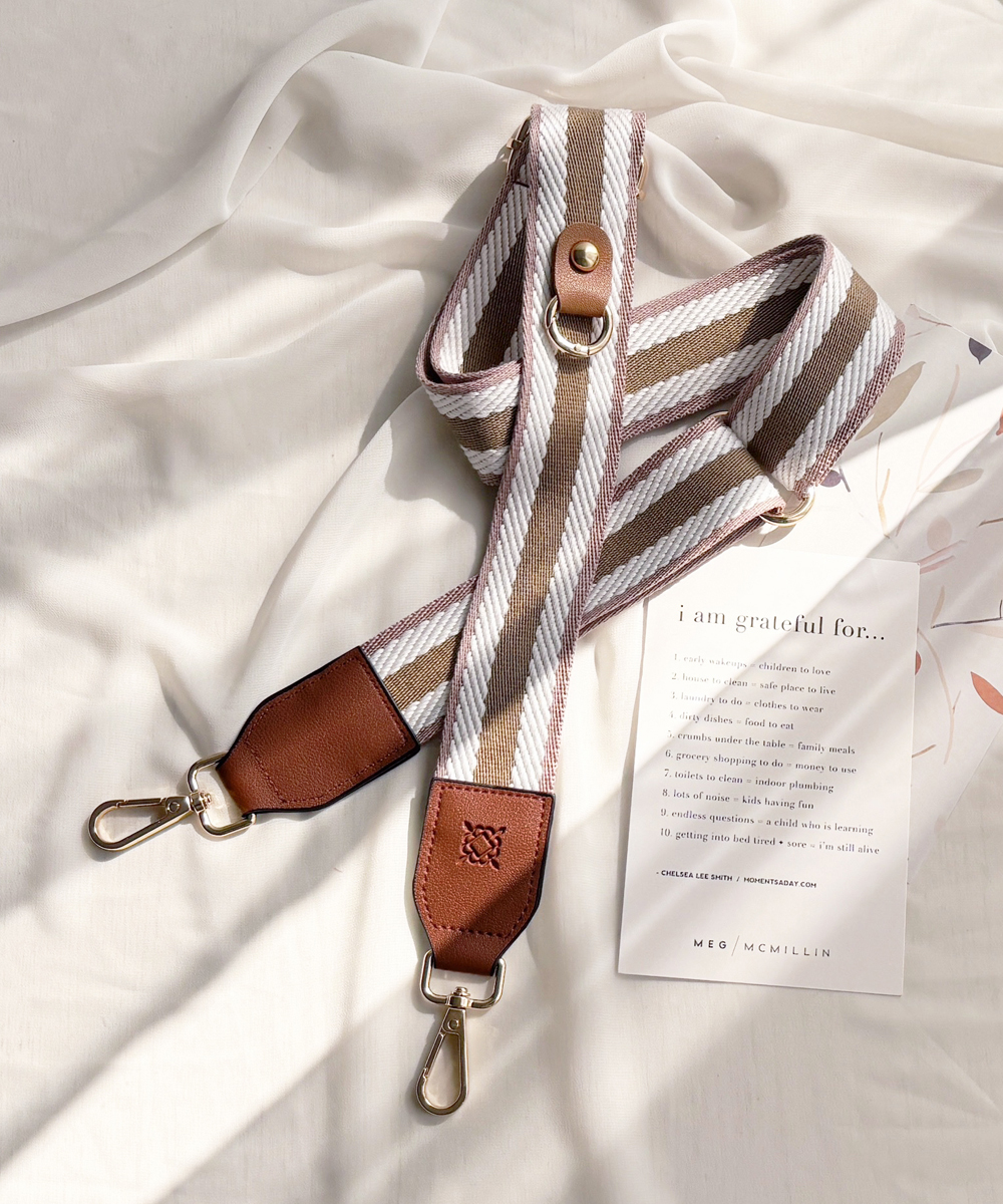 品牌LOGO烙印皮革手腕斜背兩用釦環背帶-糖霜莓果-帶我走系列(BN96411-66)