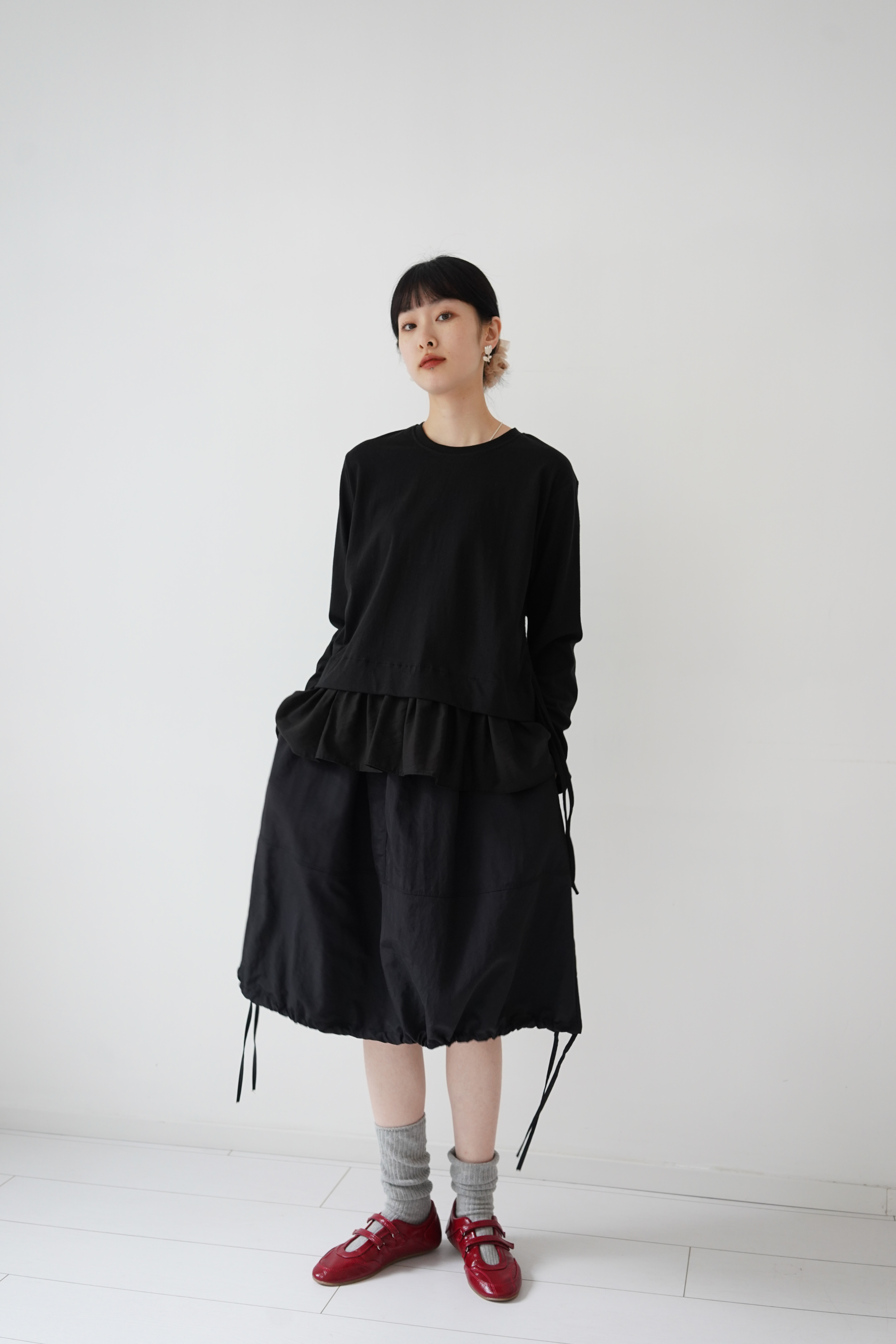 Drawstring-hem skirt (white/black)