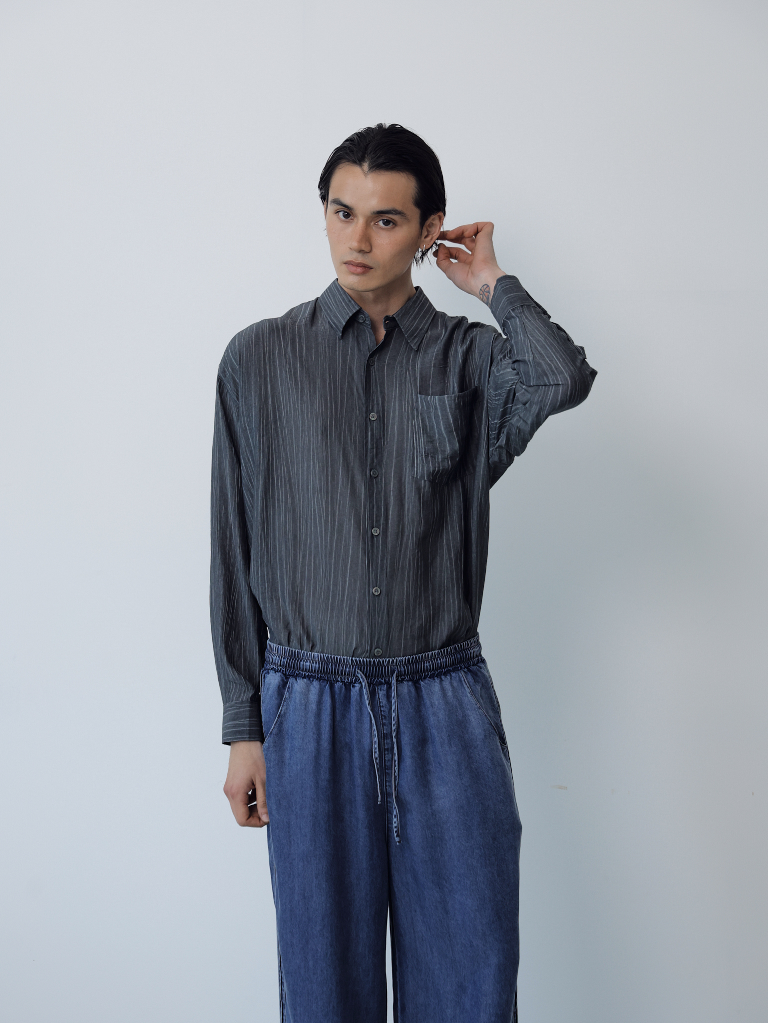wrinkled shirt (grey)