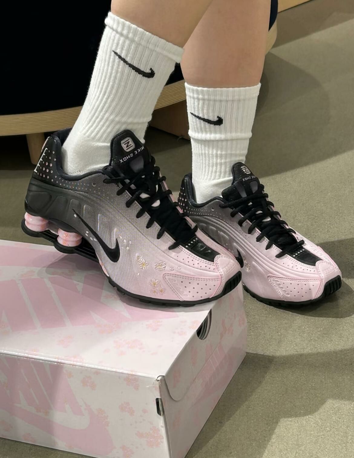 NIKE SHOX R4 SAKURA
