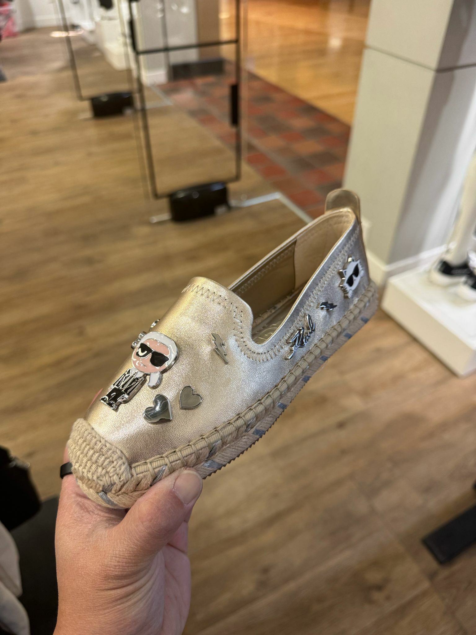 Karl Lagerfeld Michaela Cate Pins Flat Espadrille 草鞋 (金