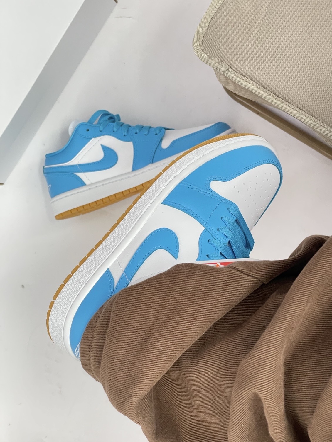 【逢甲 FUZZY】W Air Jordan 1 Low UNC 北卡藍 卡其底 DC0774-104