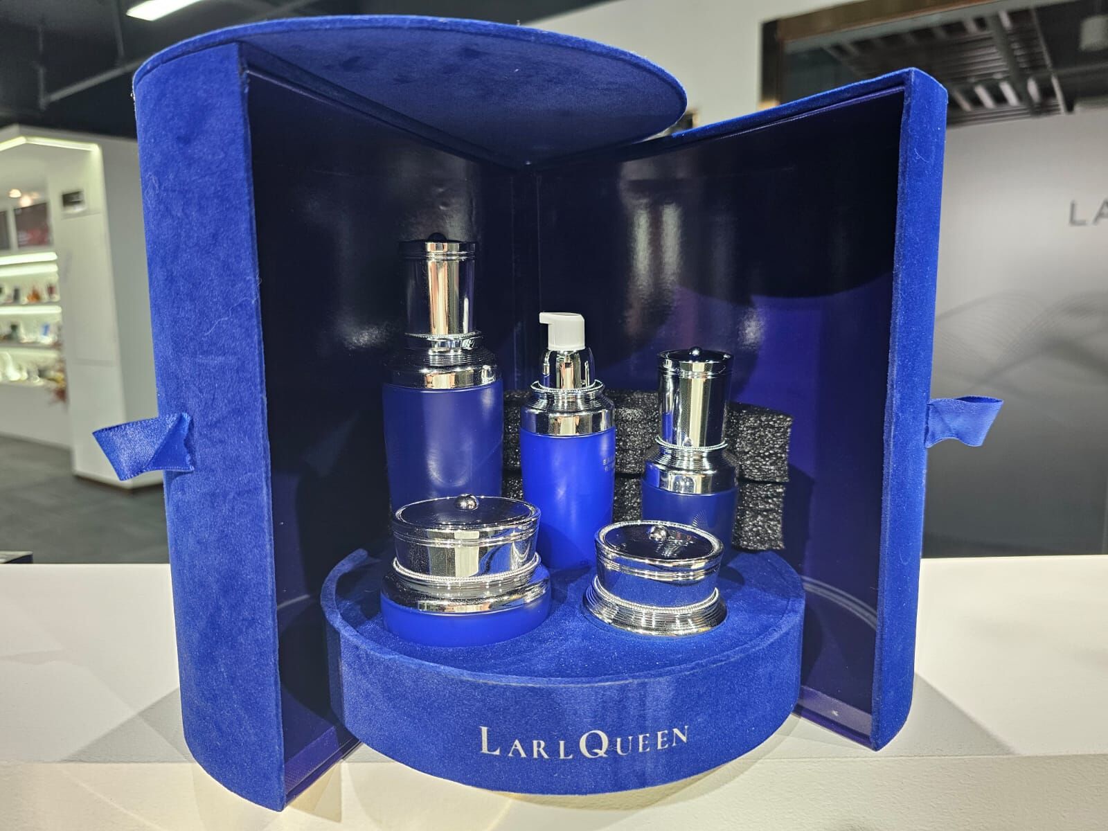 (K) 1 LARL QUEEN BLUE GIFT BOX (PO 6-8 WEEKS)