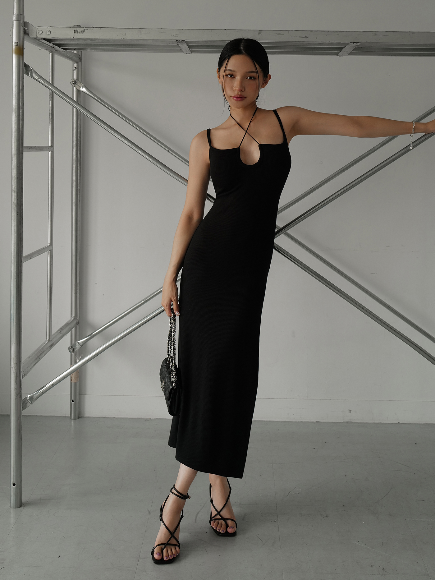 MANDO-心跳加速魅力加倍；細肩彈力開岔BraTop洋裝