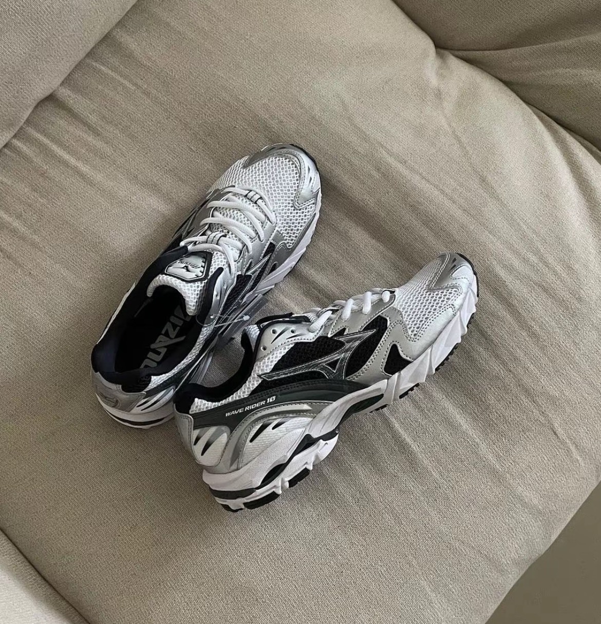 【OWN】MIZUNO WAVE RIDER 10 復古 慢跑鞋 休閒 透氣 緩衝 運動 球鞋 不分男女 銀白