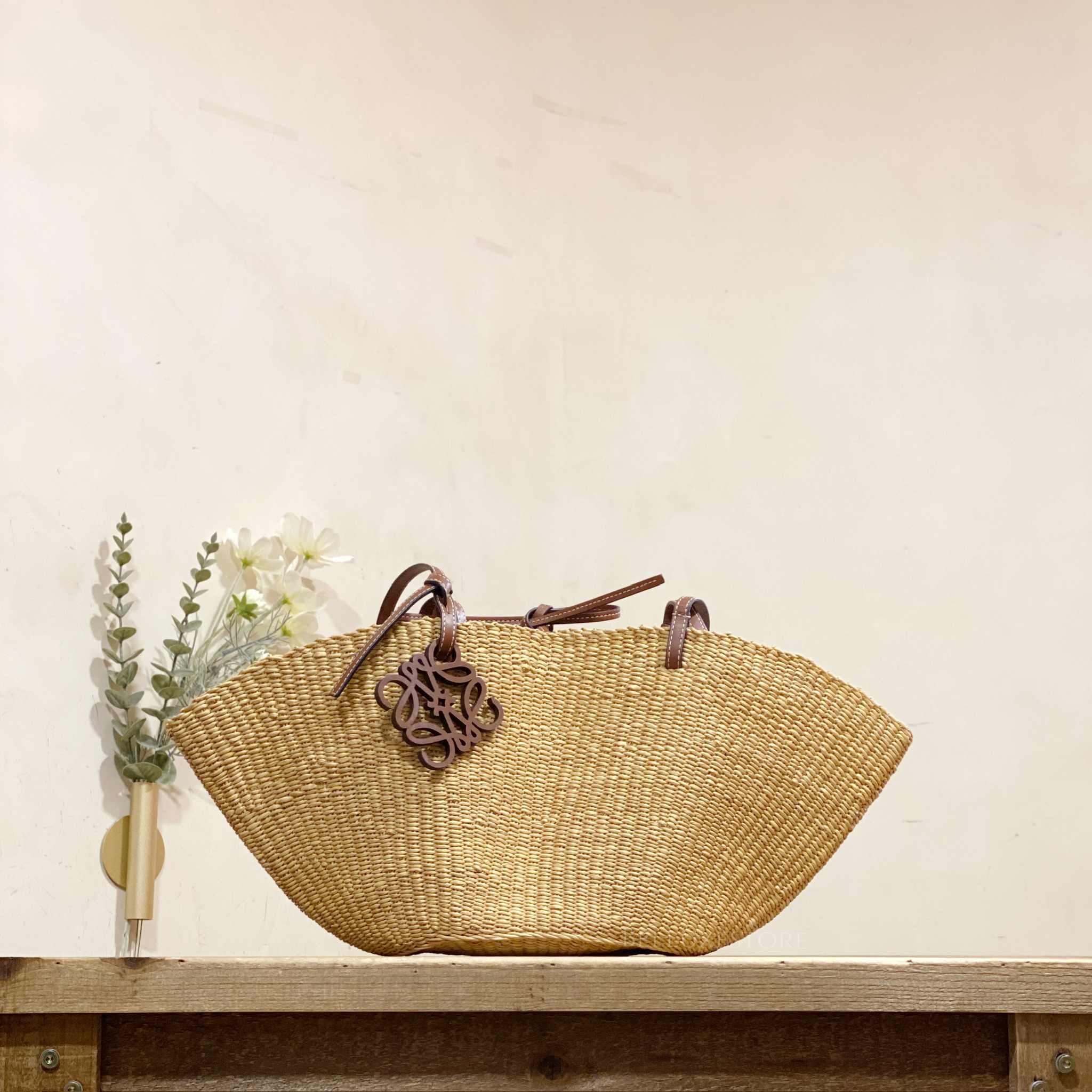 [Pre-owned] Loewe small shell basket bag natural