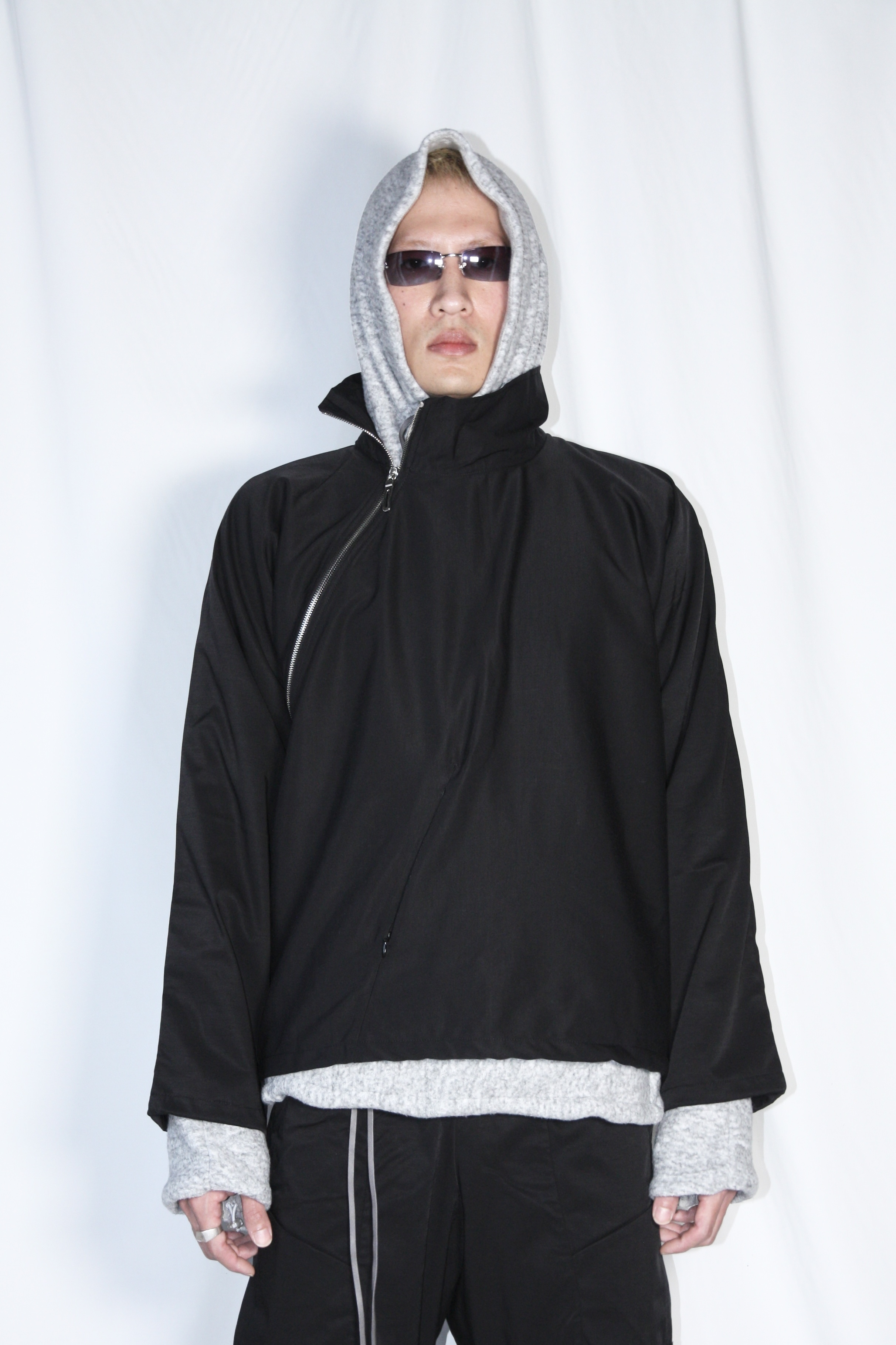 SPHYRNIDAE - H3 zip-up V1 (Black shine)