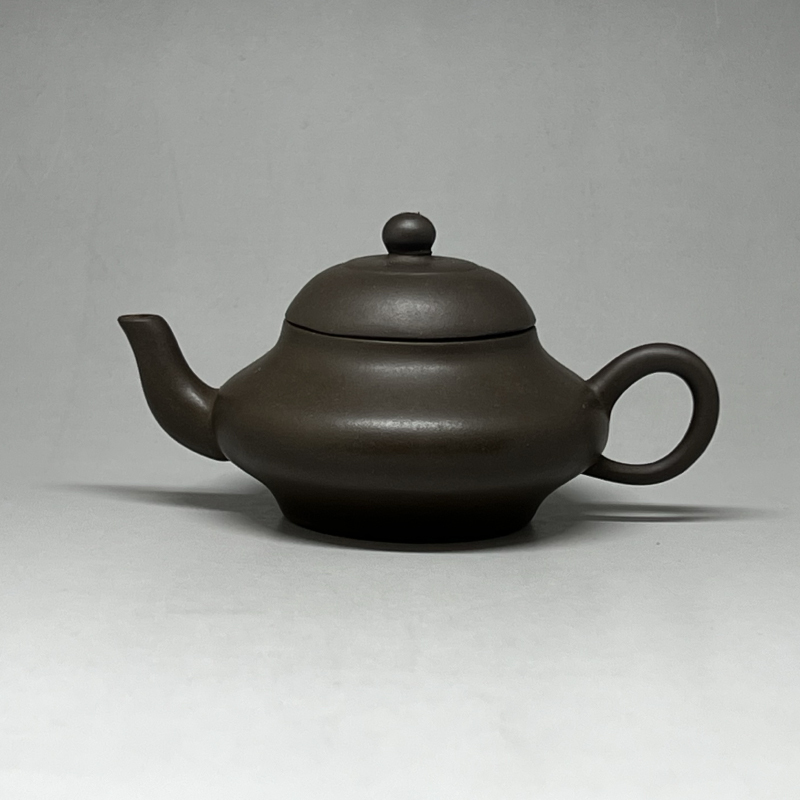 【茶香自在】1980年初綠標期黑泥小彎嘴紫砂壺宜興一廠壺70 C.C.