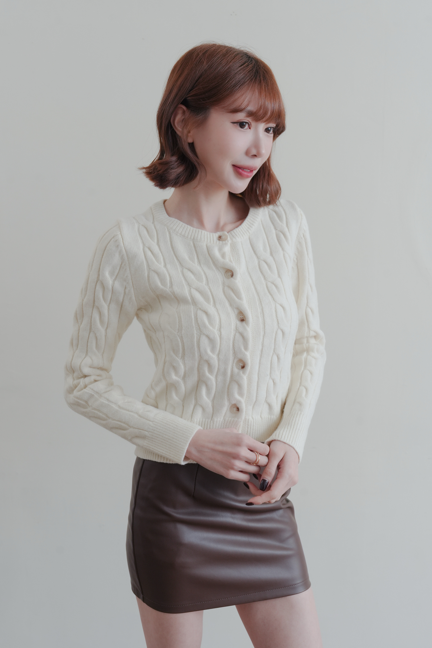 復古系日常 圓領琥珀釦麻花針織上衣(奶白色)