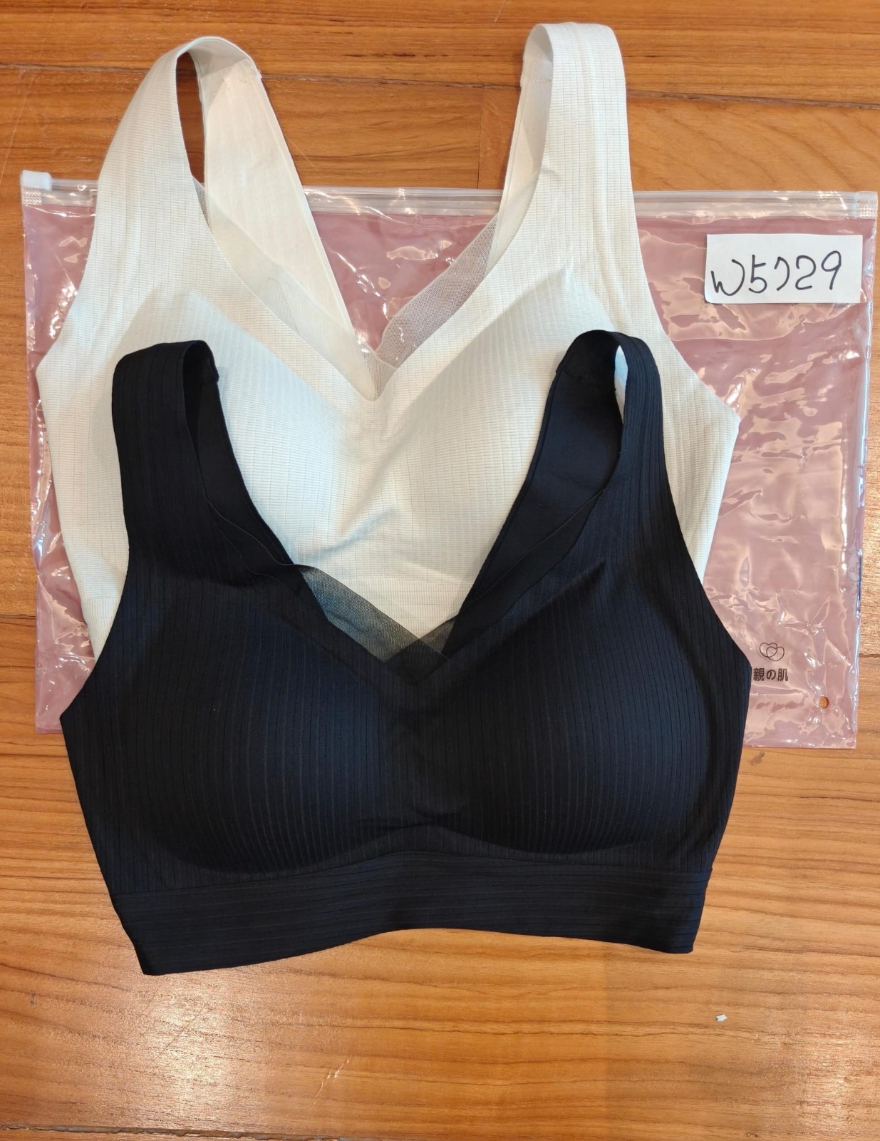 1 SET OF 5729 V-NECK SEAMLESS BRA (BLACK + WHITE) (PO)